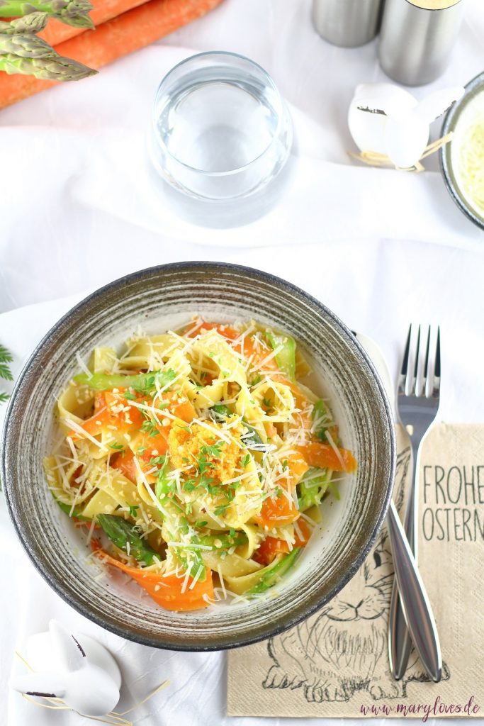 Frühlingsleichte One-Pot-Karotten-Pasta mit grünem Spargel - Mary loves